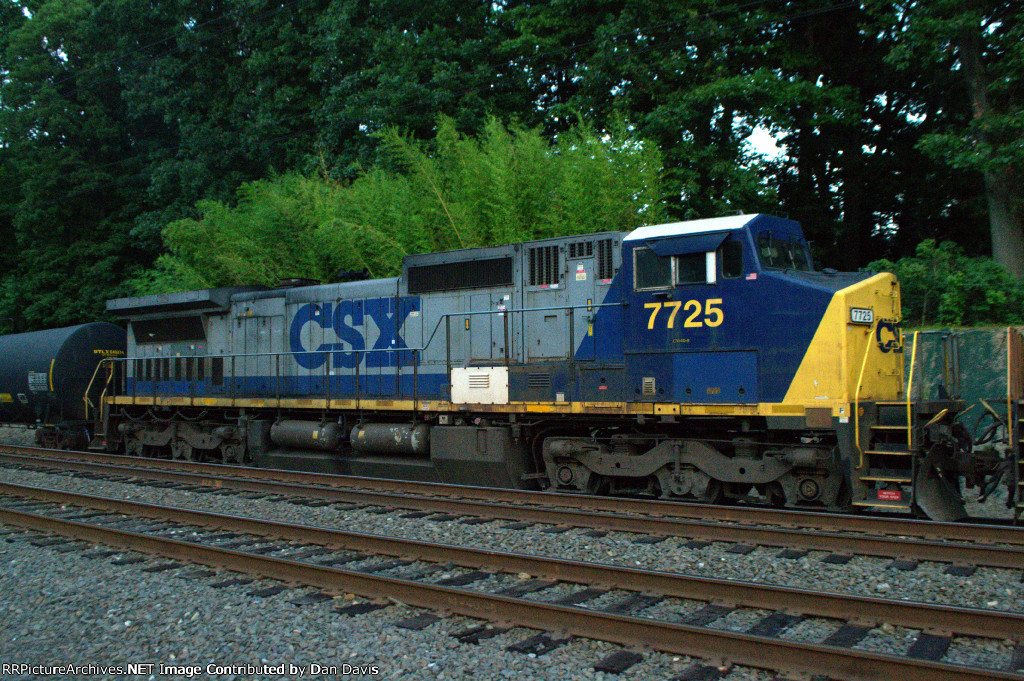 CSX C40-8W 7725 trails on Q301-12